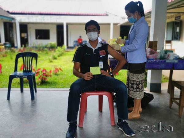 ບໍລິສັດ ໄຟຟ້າຫົງສາ ສັກວັກແຊງປ້ອງກັນພະຍາດ Covid-19 ໃຫ້ພະນັກງານພາຍໃນໂຄງການ